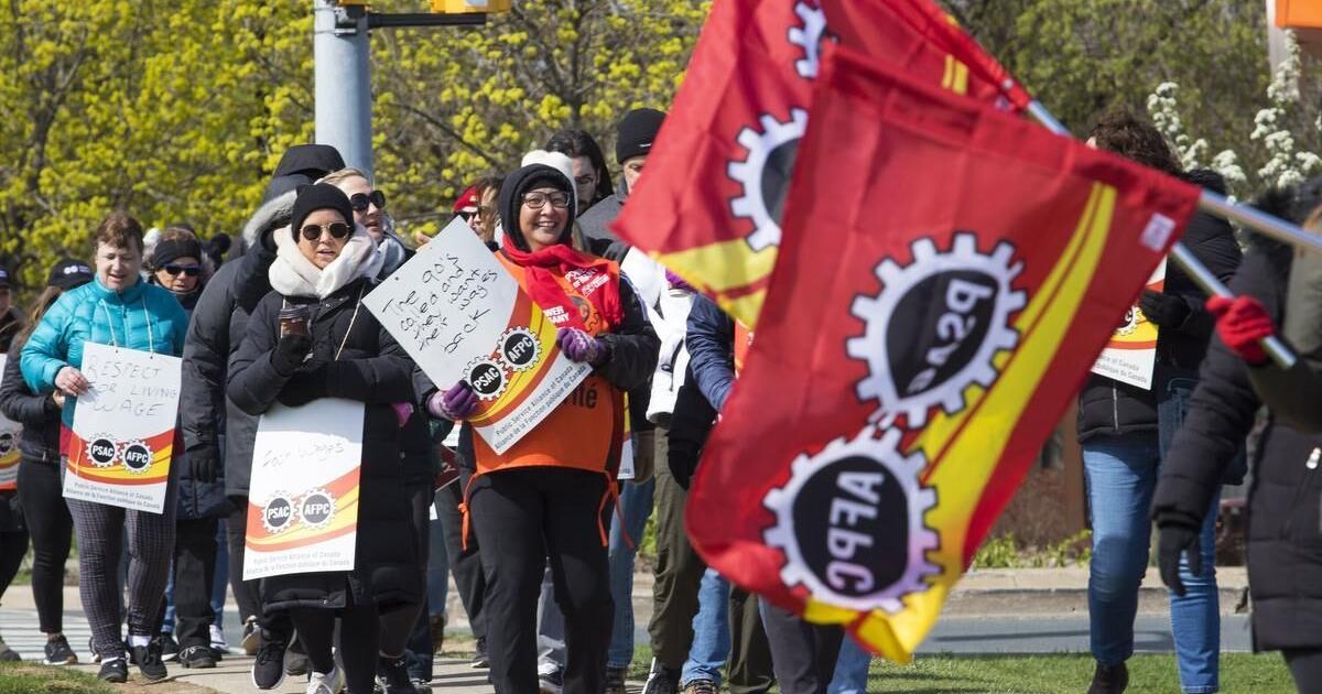 Photos: Federal workers stage picket outside Niagara’s Pen Centre
