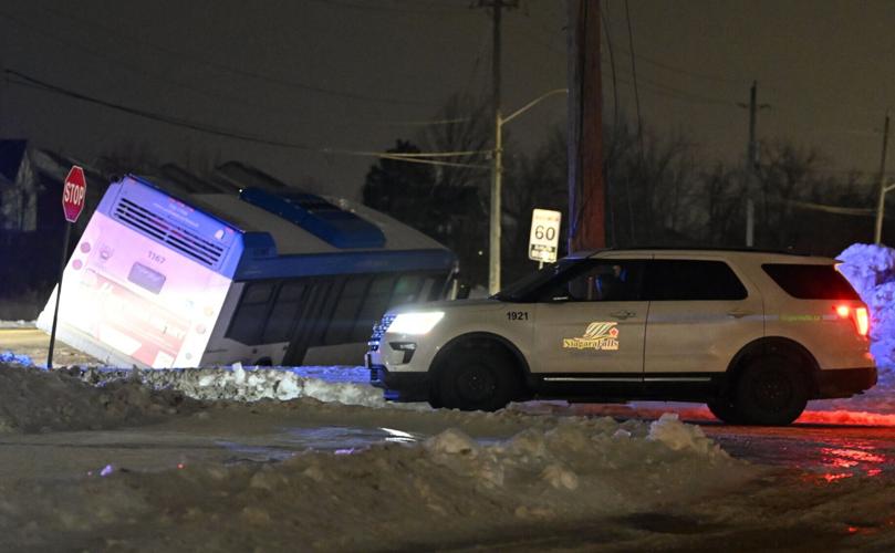 No one injured after Niagara Transit bus enters ditch