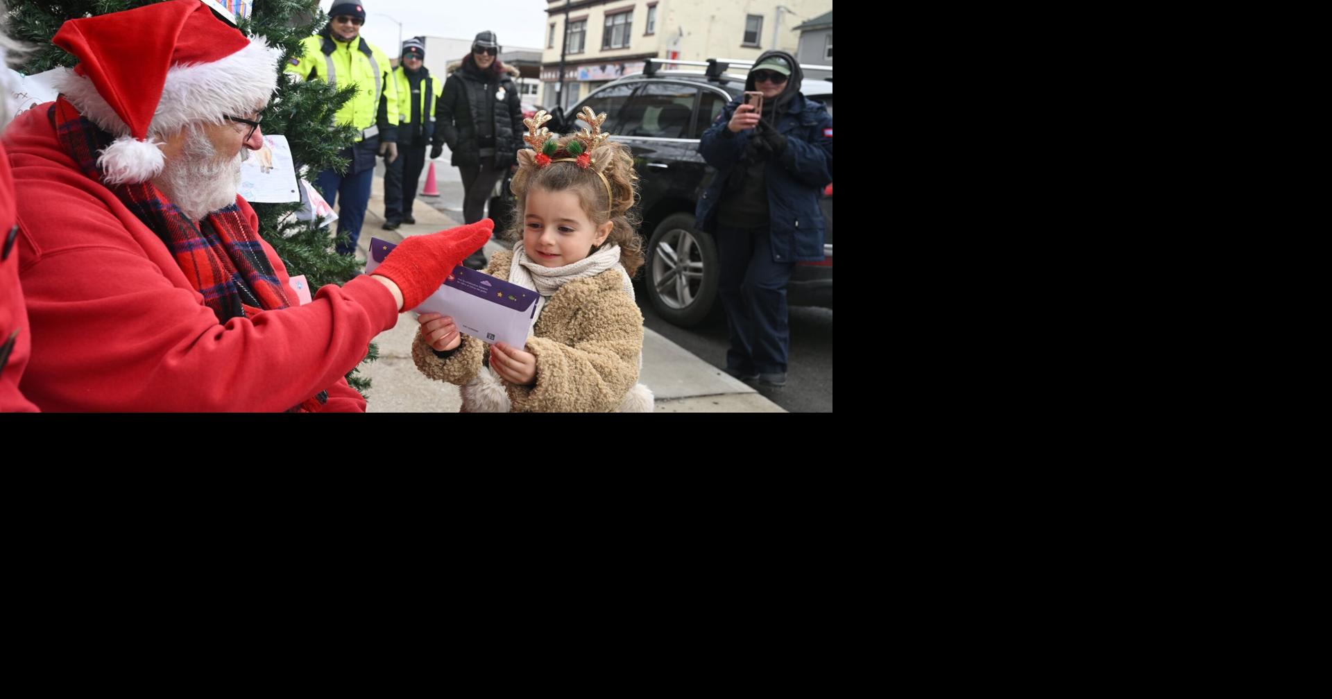 Pelham girl brings Christmas cheer to Welland postal workers