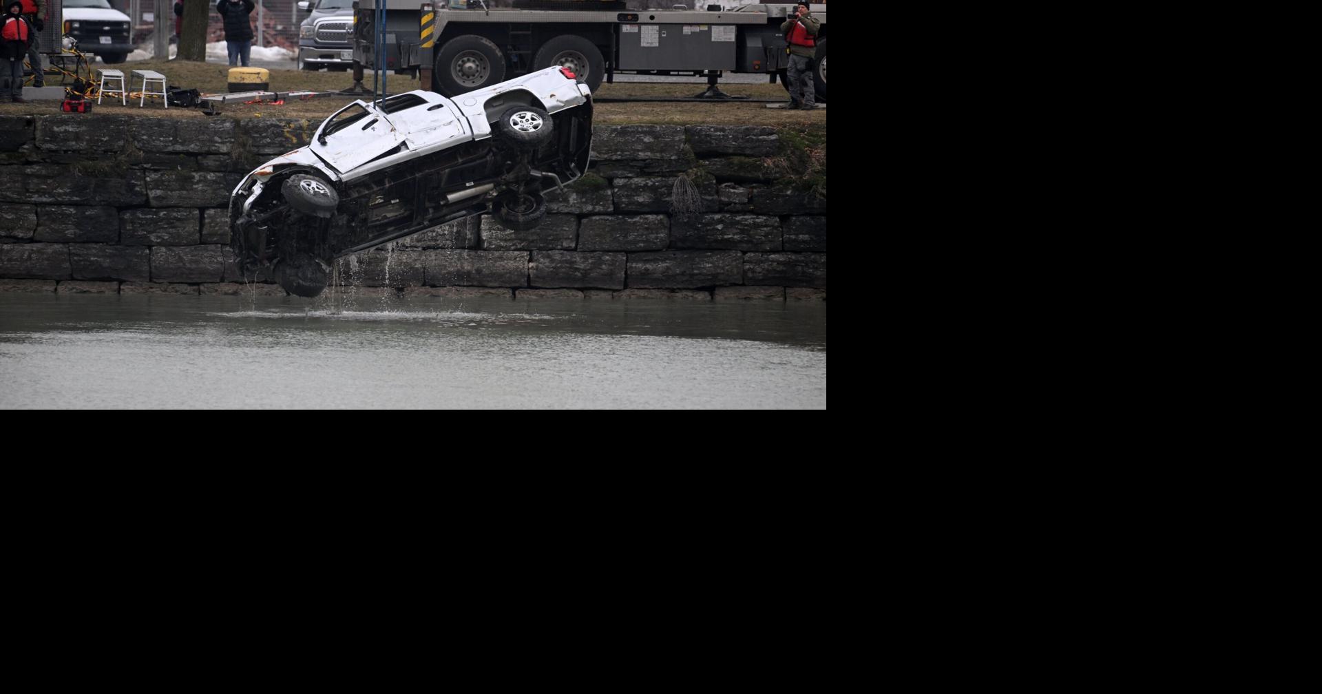 Police dive unit recovers truck from Welland Canal