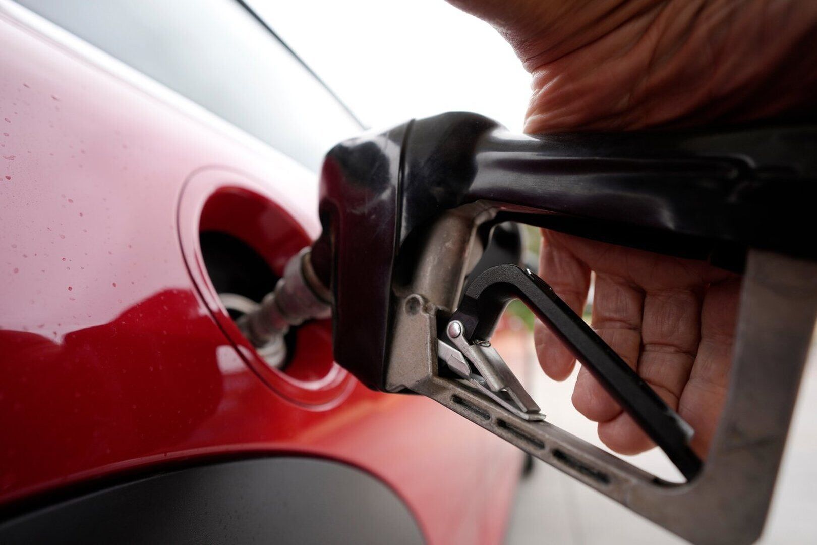 Key inflation gauge worsens, eroding Americans' income and spending power