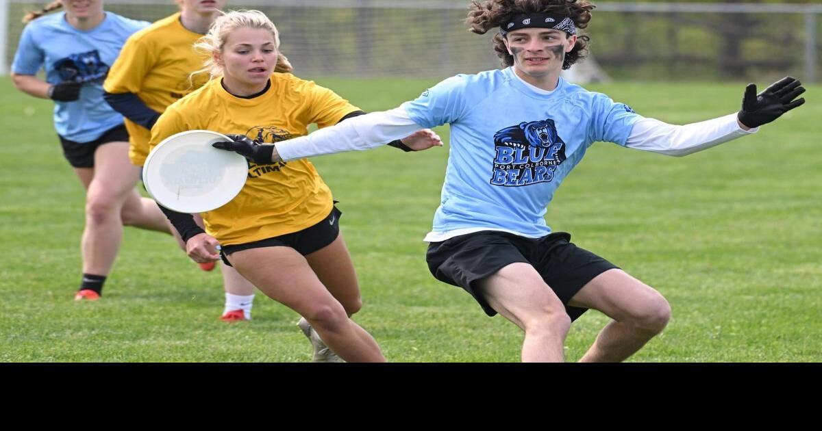 Frisbees fly during SOSSA Ultimate championships in Port Colborne