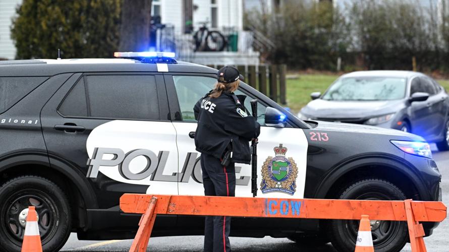 Officer shot at armed standoff in Welland