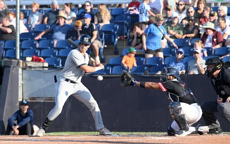 Welland Jackfish and Crimestoppers Niagara raise $4,300 for Hospice Niagara