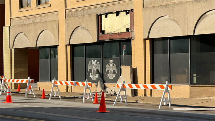 Concrete building facade on Warren building falls onto sidewalk Tuesday ...