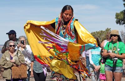 Navajo dance troupe introduces travelers to traditional Native dances ...