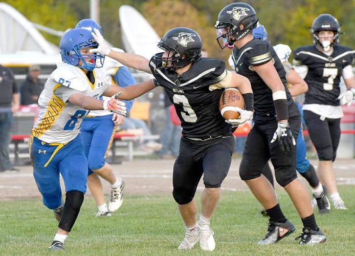 Outlaws beat Pirates 44-6 | Prep Sports | willistonherald.com