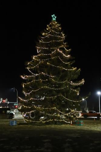 Williston to light Community Christmas tree Monday, ornament contest ...
