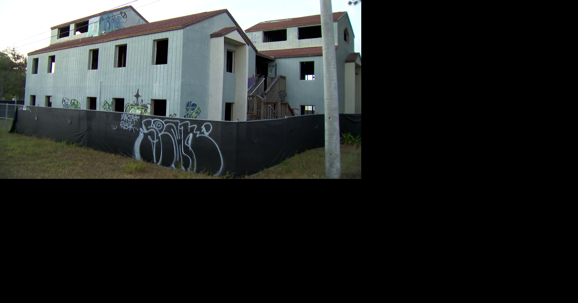 Graffiti-laden building in South Fort Myers raises resident ...