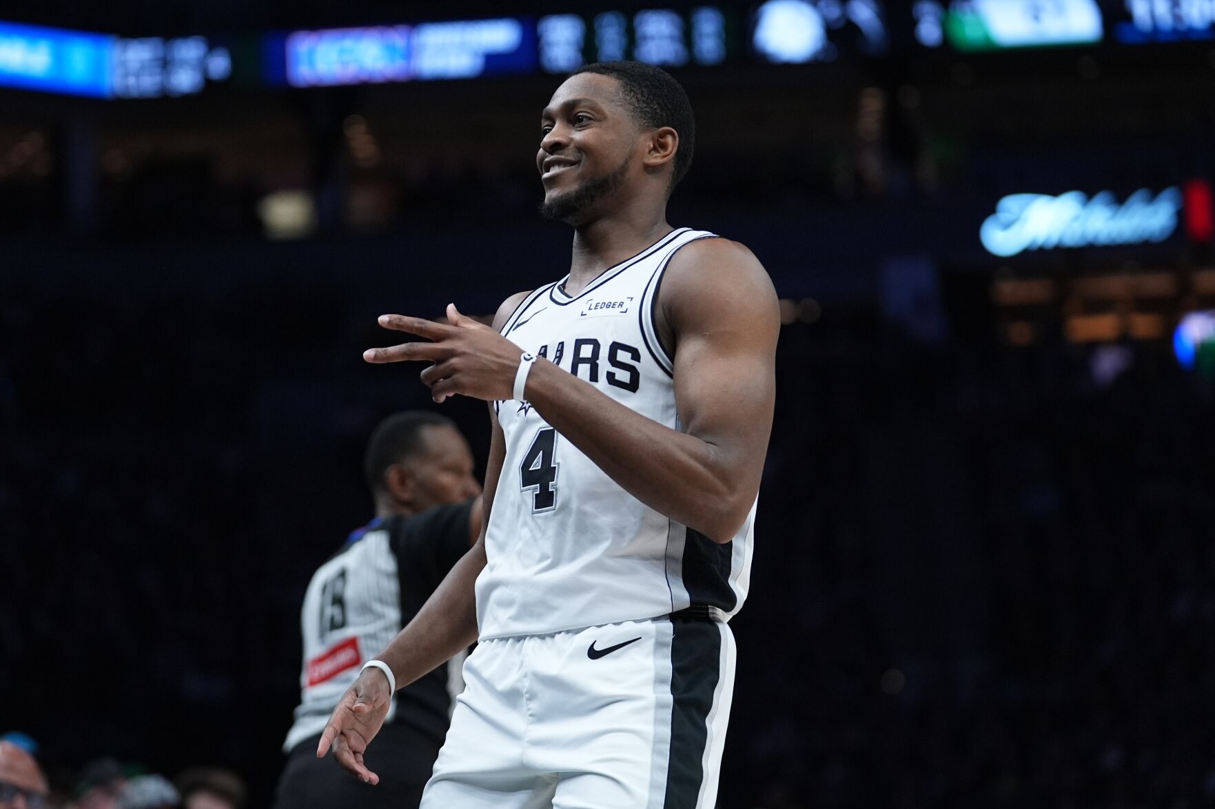 Spurs rule De'Aaron Fox out of Game 1 with ankle soreness, Thunder get ...
