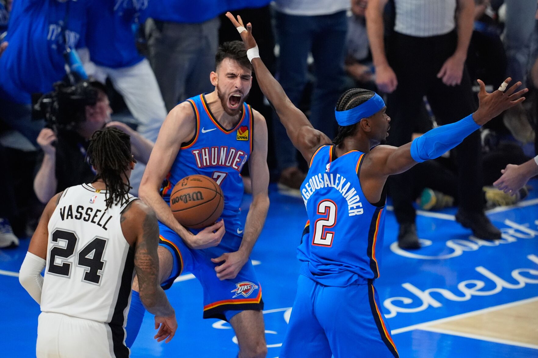 Shai Gilgeous-Alexander scores 30, Thunder top Spurs 122-113 in Game 2 ...