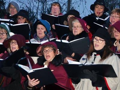 Choir's music fills the crisp air during Moreston by Candlelight ...