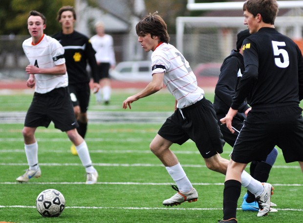 CITY ROUNDUP: De Grazia, Hedin lead Winhawks to victory