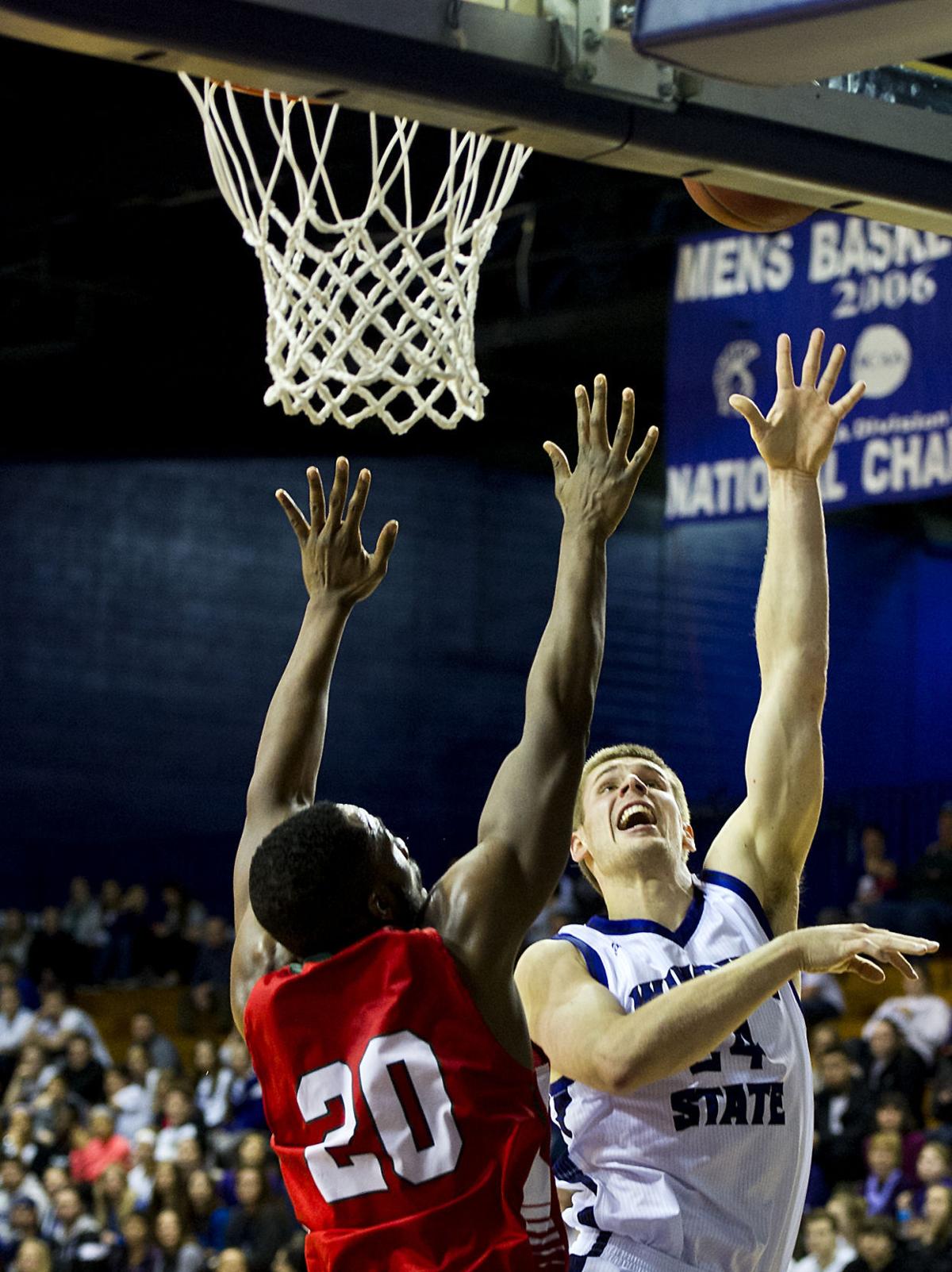 MAN IN THE MIDDLE: Kyle Bauman's back for Winona State men's basketball ...