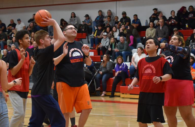 Warriors shoot hoops with Team Davis | Features | wintersexpress.com