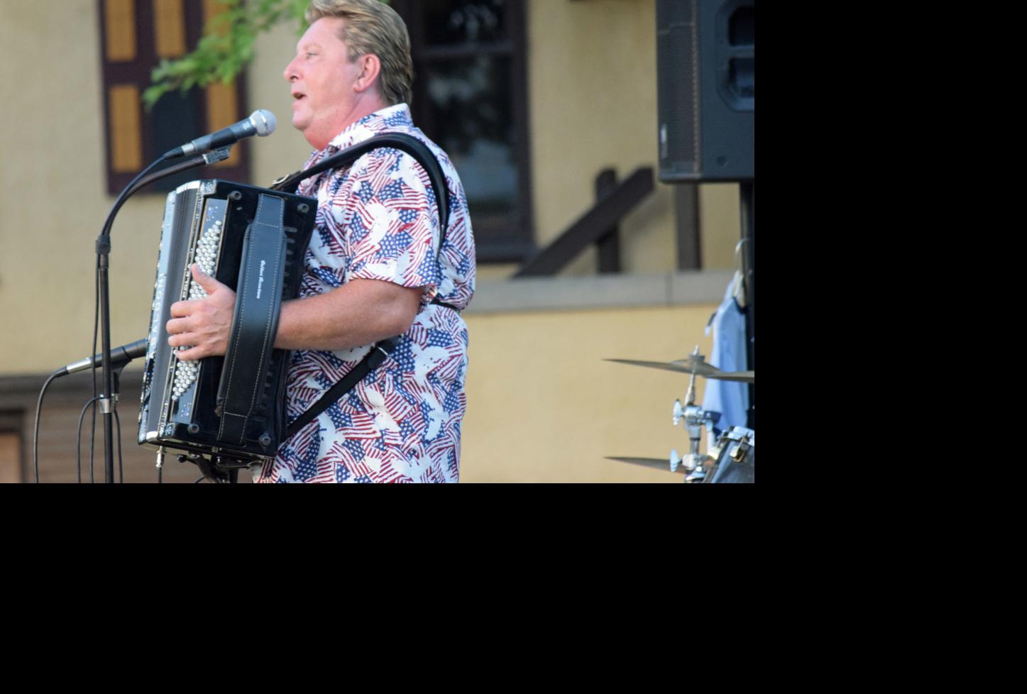 Hall of Fame polka artist Steve Meisner serenades downtown Dells ...