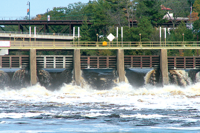 River floods, nears record