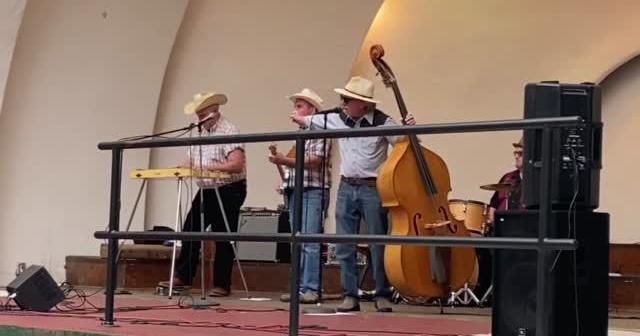 Eddie Rivers Quartet performs at Swan Park in Beaver Dam