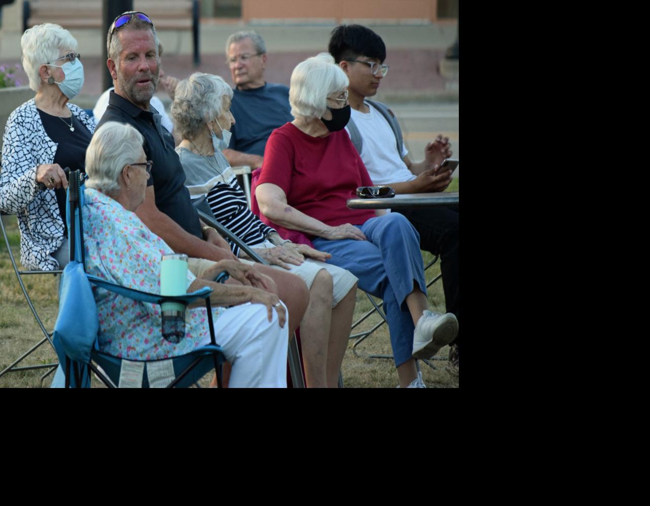 Hall of Fame polka artist Steve Meisner serenades downtown Dells ...