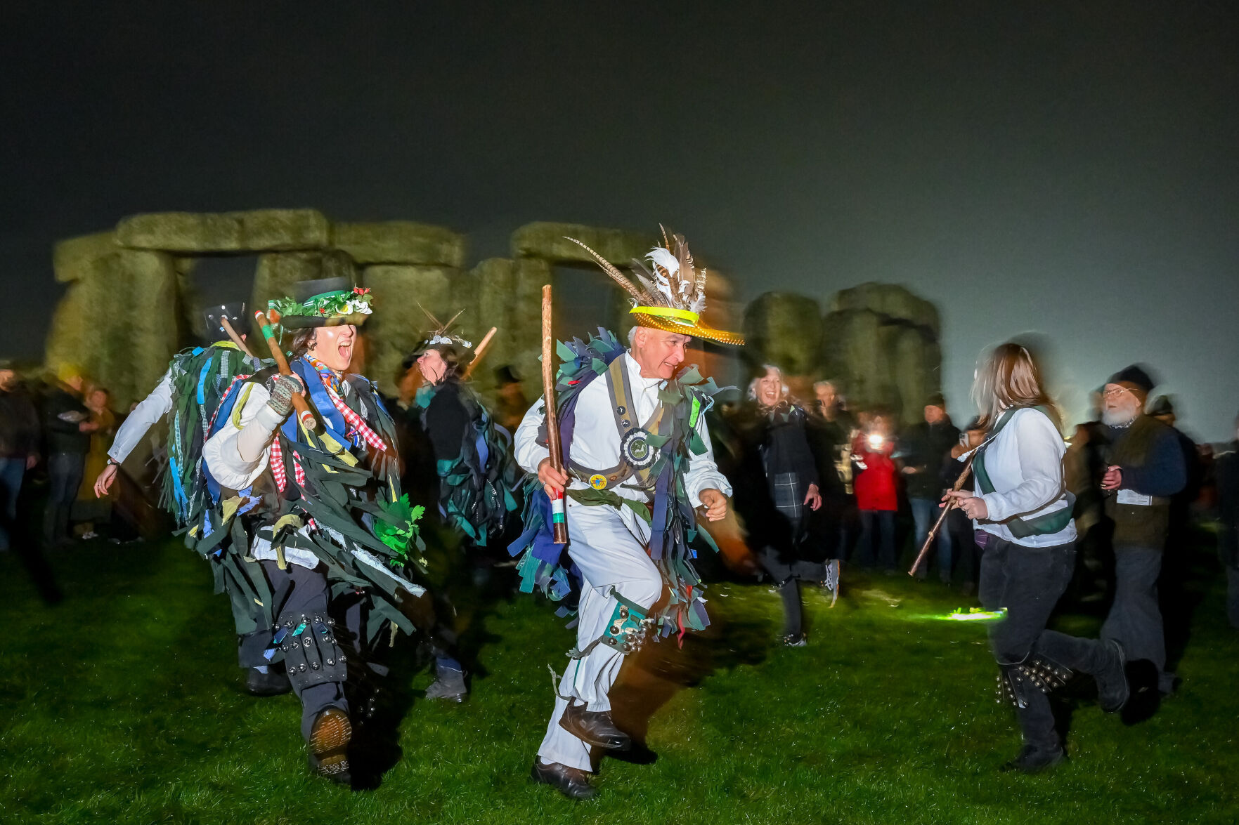Thousands greet sunrise on winter solstice at Stonehenge