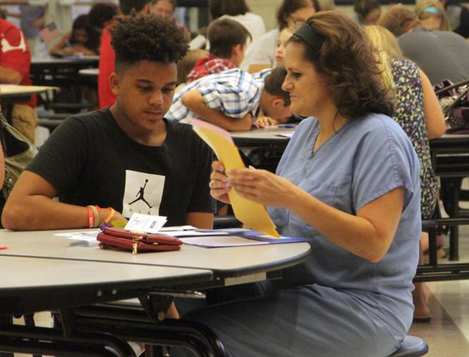 Reedsburg families register for school