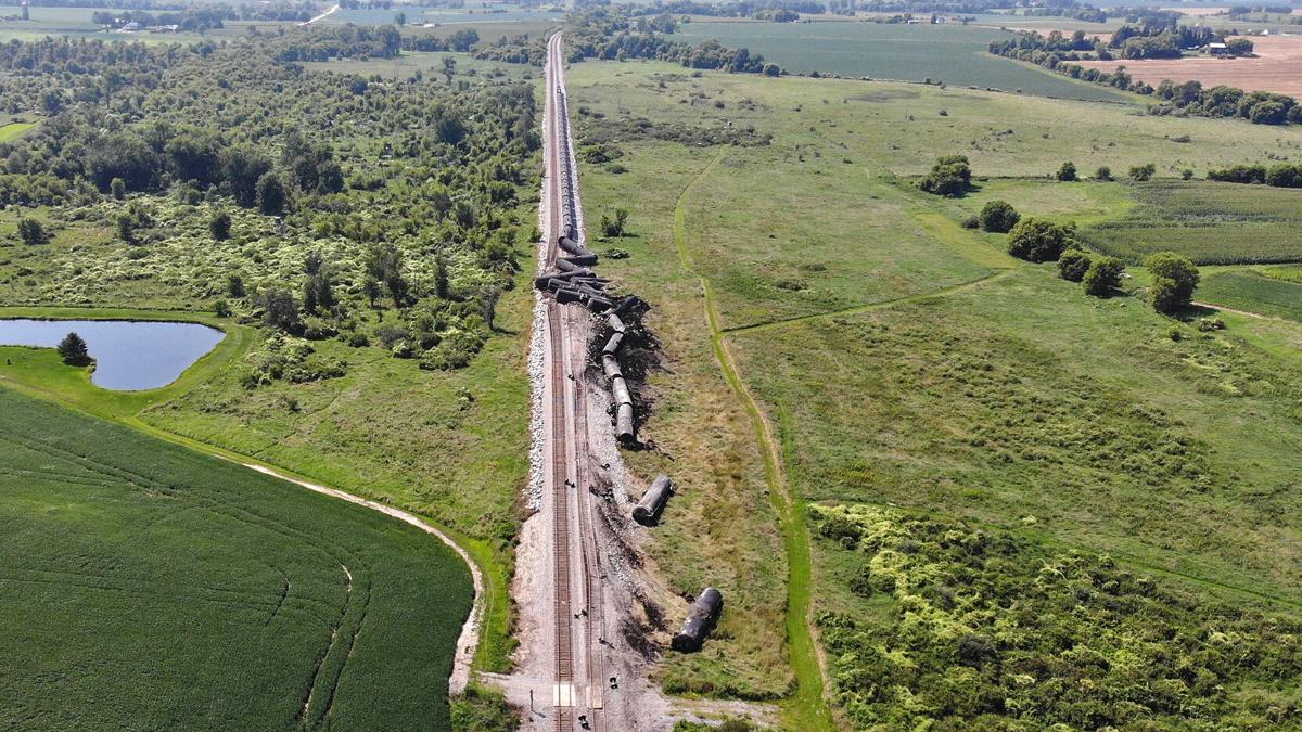 Train carrying crude oil derails outside Reeseville, Wis.
