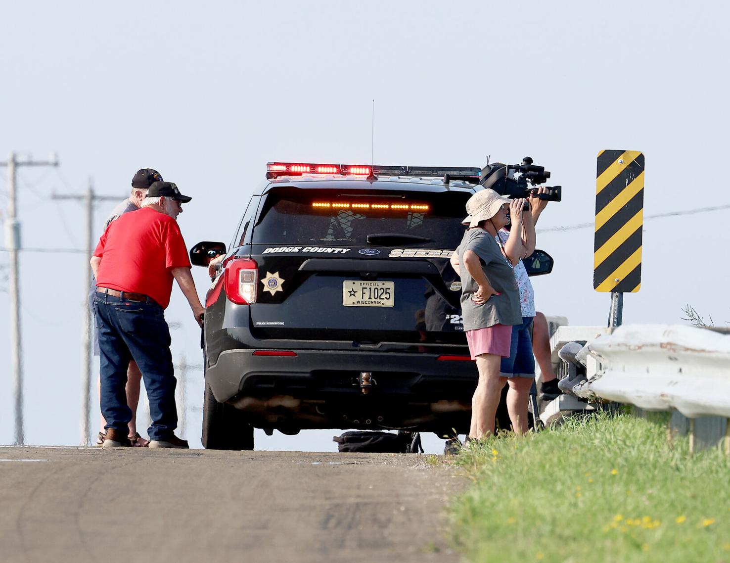 Train carrying crude oil derails outside Reeseville, Wis.