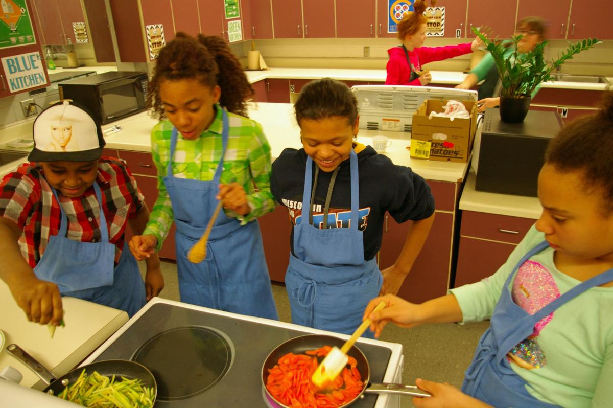 After-school cooking students work with chef | Regional news | wiscnews.com