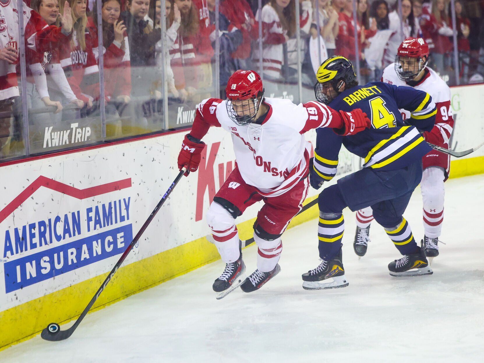 Michigan spoils Wisconsin men's hockey's largest home crowd