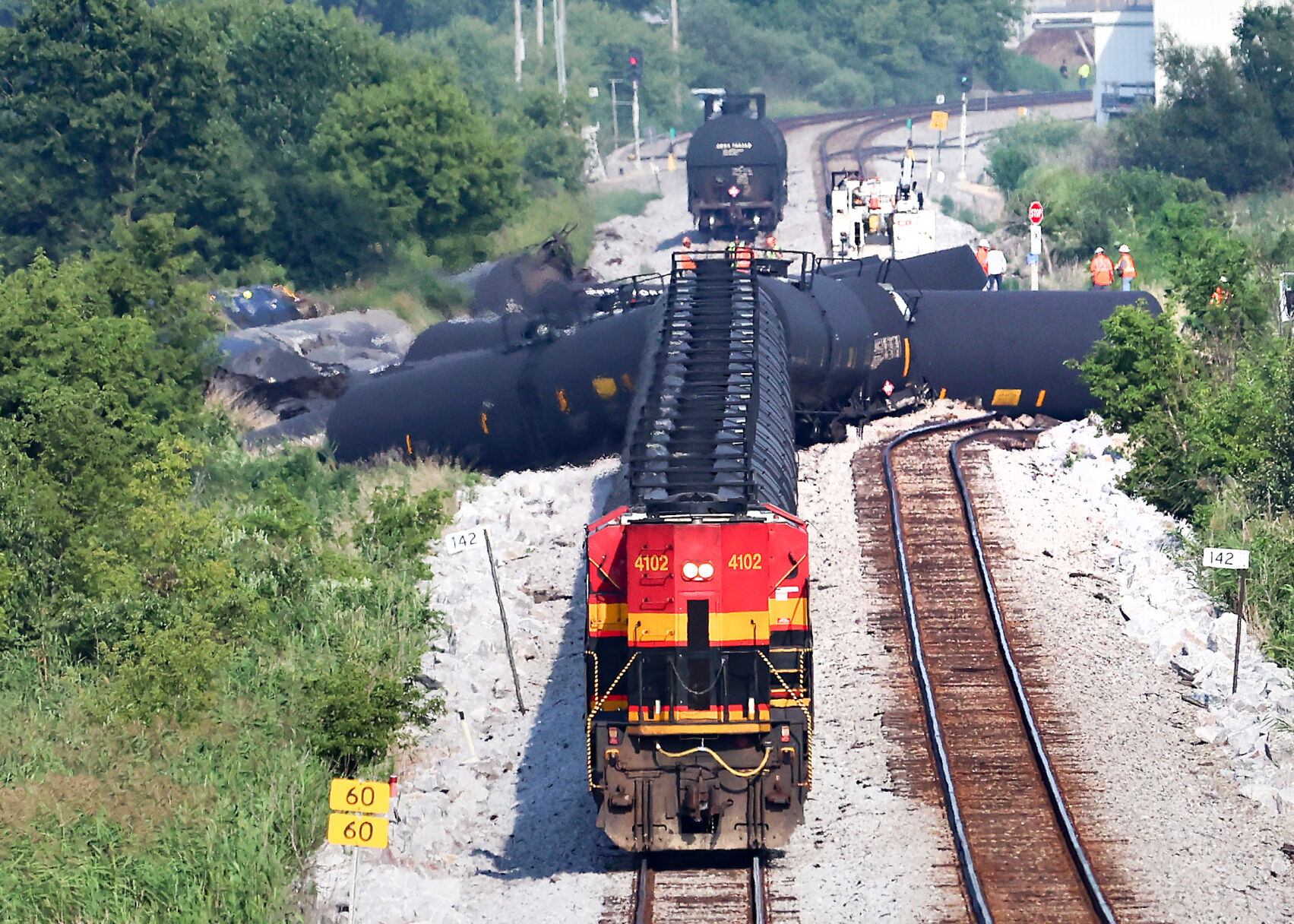 Train carrying crude oil derails outside Reeseville, Wis.
