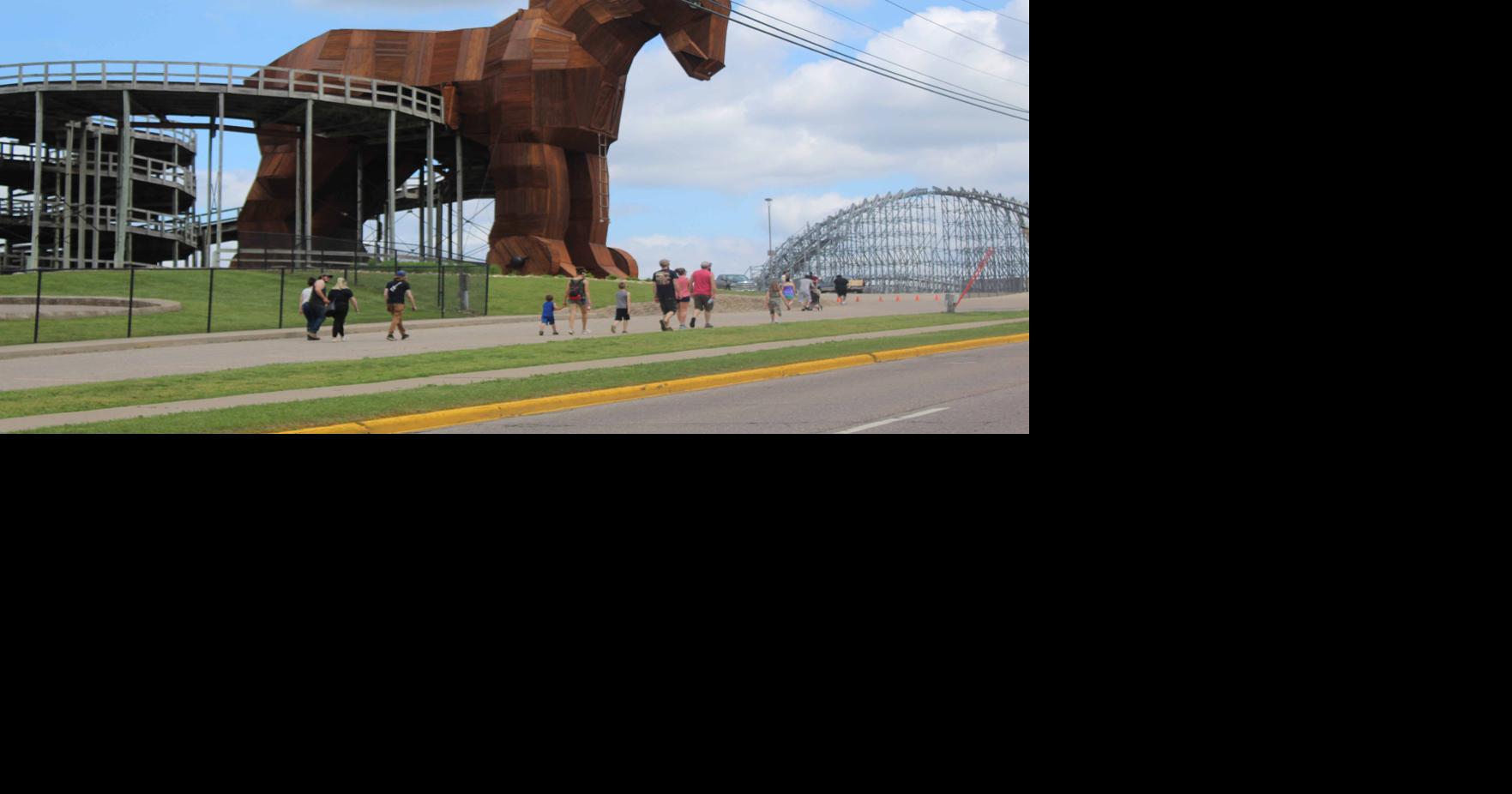 Book details must-do activities in Wisconsin Dells area