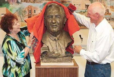 Bowers presents gift to Snowflake | Snowflake/Taylor | wmicentral.com