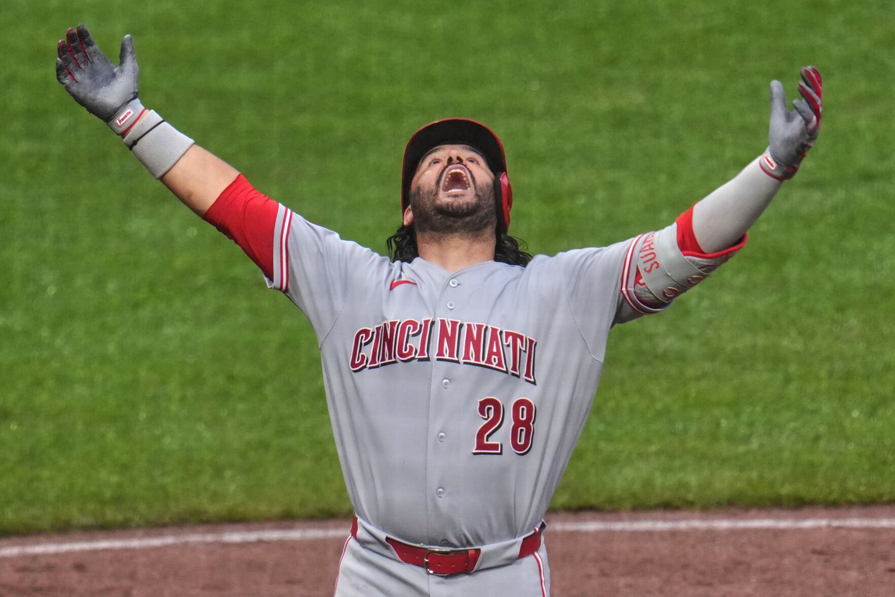 Reds' Eugenio Suárez leaves after taking pitch to hand; X-ray ...