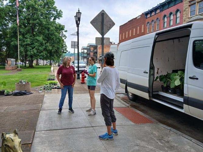 Volunteers set beauty in motion with Gallipolis in Bloom planting day ...