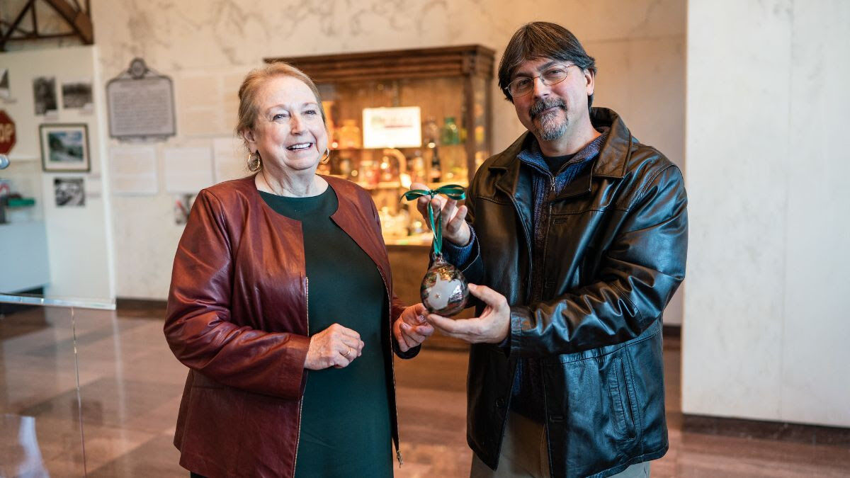 West Virginia First Lady Cathy Justice unveils state's 2021 Christmas ...