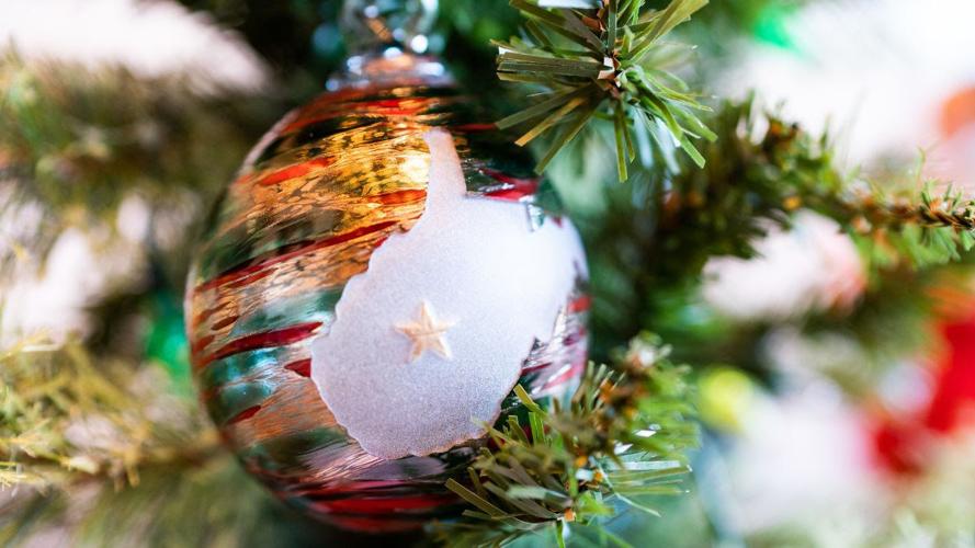 Beckley glass artist crafts this year's official Christmas ornament for ...