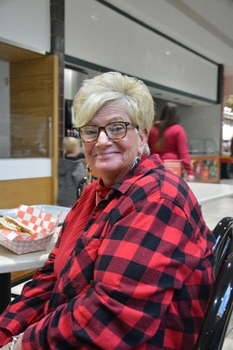 Last-minute shoppers clog Meadowbrook Mall in Bridgeport (West Virginia ...