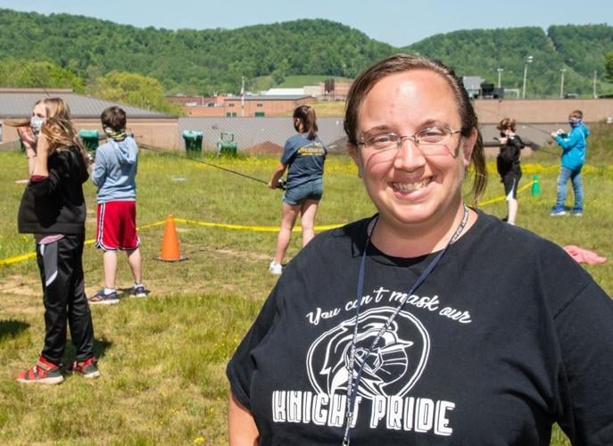 Braxton teacher shares love of fishing with sixth-grade students ...