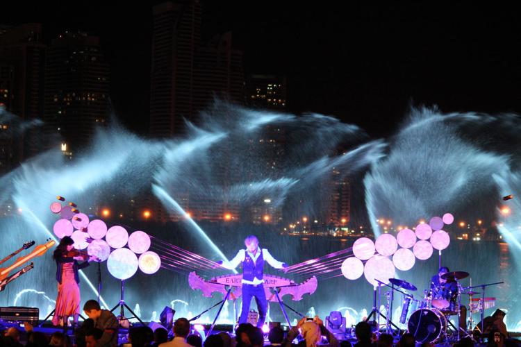 William Close's Earth Harp allows audience to sit inside the instrument ...