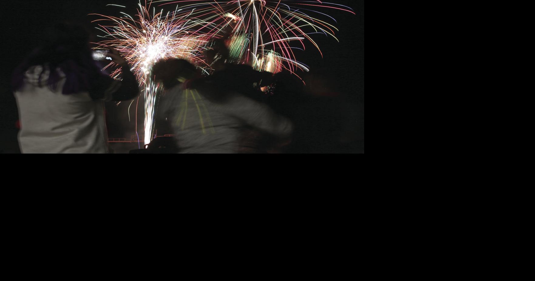 Fireworks show, after a brief rain delay, delights crowd | Gallery ...