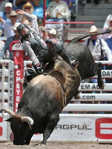 Oklahoma bull rider blocks out injury, wins first round at CFD | News ...
