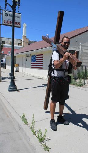 Man spreads Word of God while carrying cross through America | Rocket ...