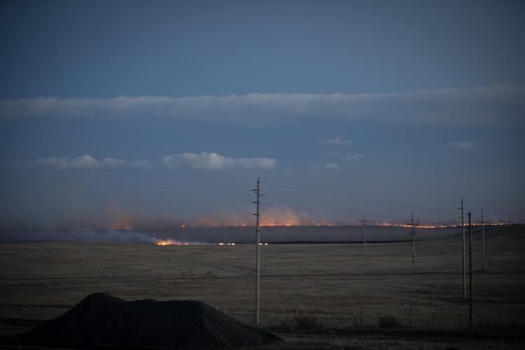 Firefighters battle large, fast-moving grass fire south of Cheyenne ...