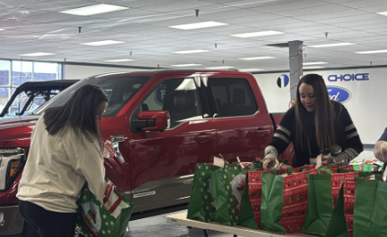 Stagecoach PTO, First Choice Ford prepare 260 Christmas food boxes for ...