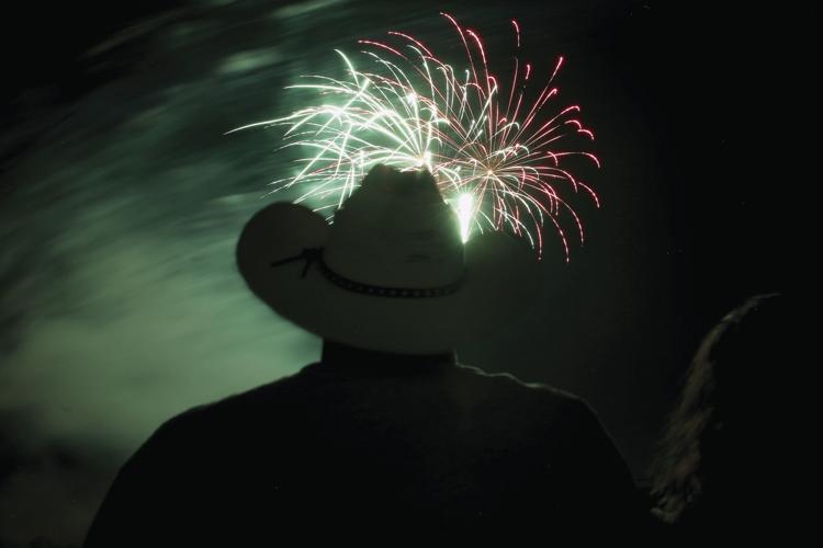 Fireworks show, after a brief rain delay, delights crowd | Gallery ...