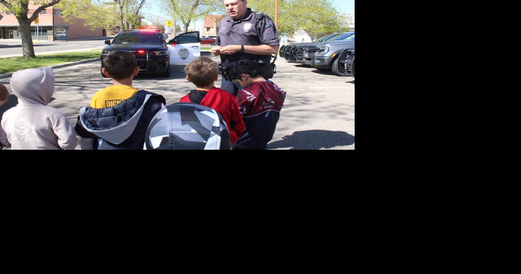 A day with a cop: School children learn about the justice system ...