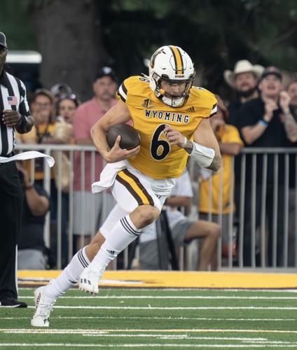 UW quarterback Andrew Peasley proves his toughness in gritty win ...