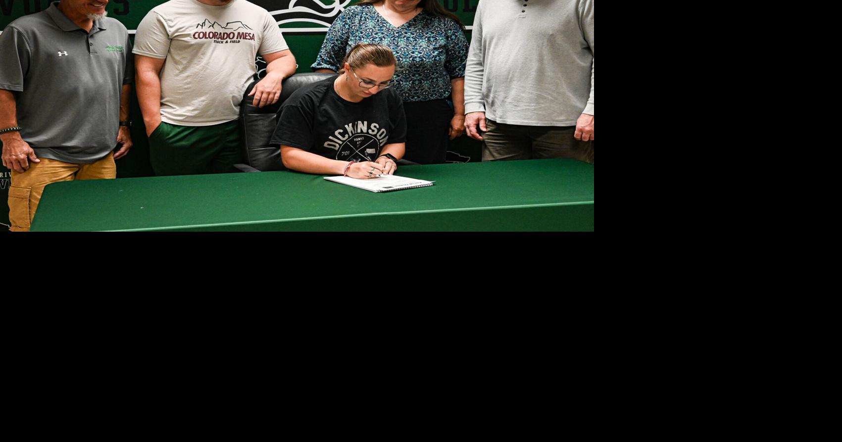 Amanda Davis signing | | wyomingnews.com