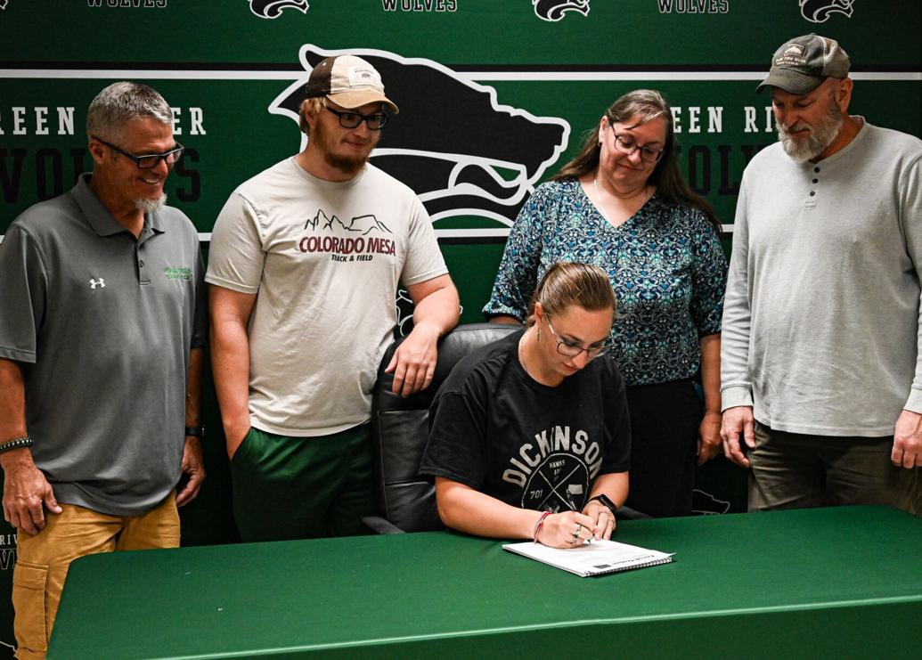 Amanda Davis signing | | wyomingnews.com