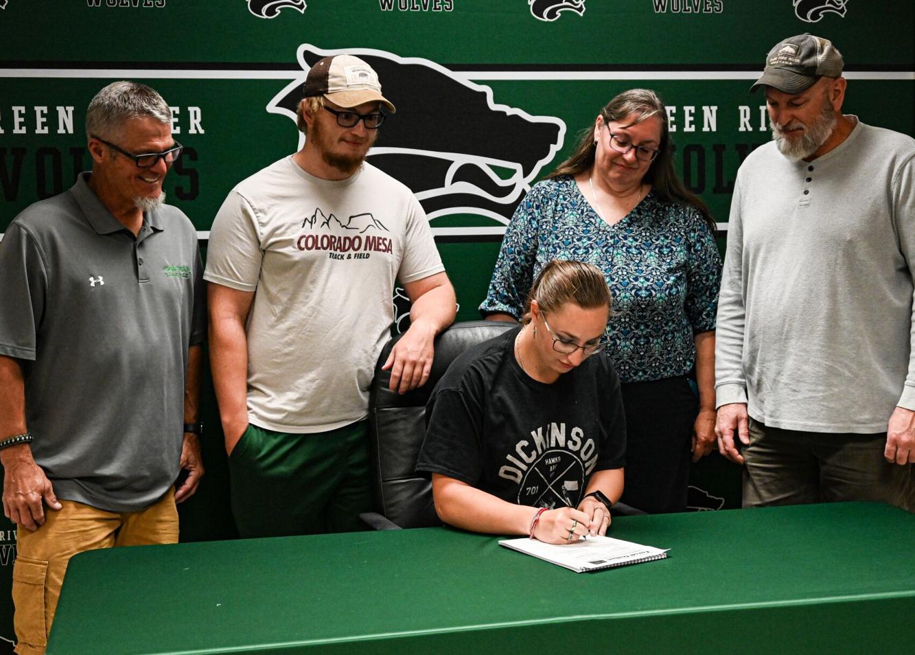 Amanda Davis signing | | wyomingnews.com